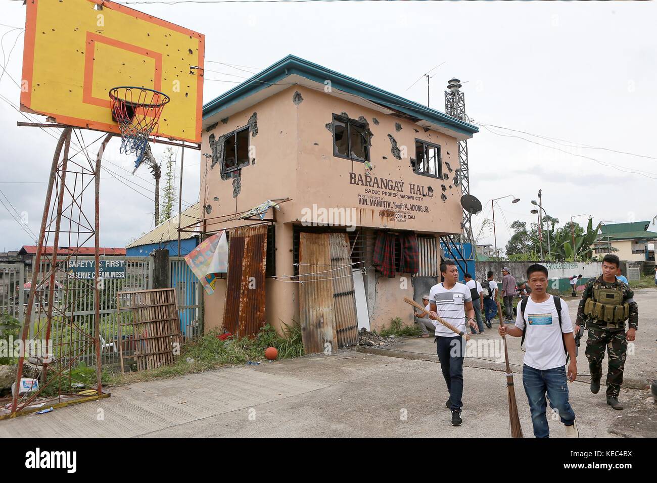 Marawi, Philippines. 19th Oct, 2017. Workers from local government and ...