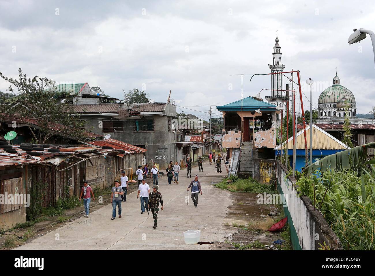 Marawi, Philippines. 19th Oct, 2017. Soldiers walk along a street ...