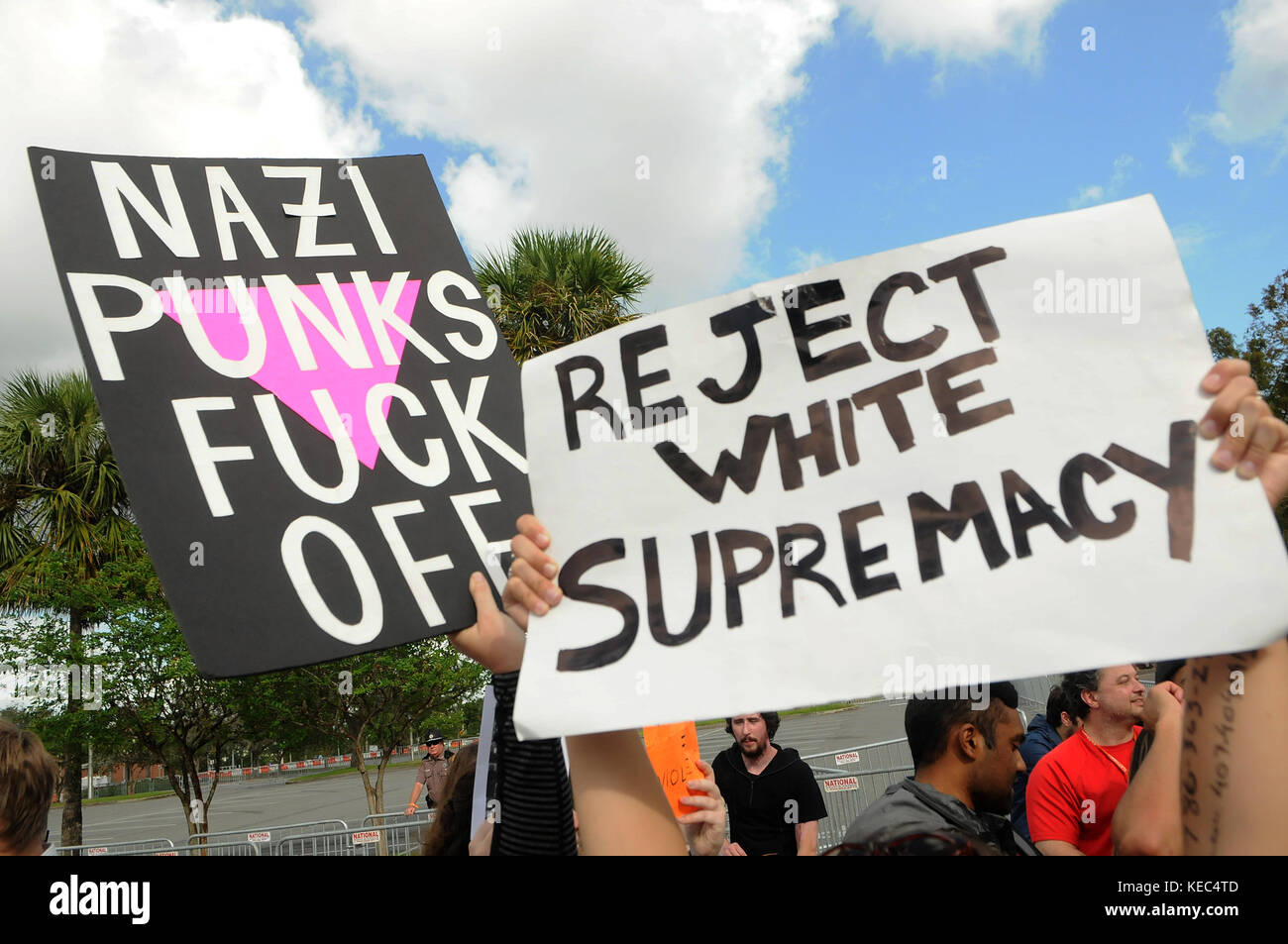 Carry signs hi-res stock photography and images - Alamy