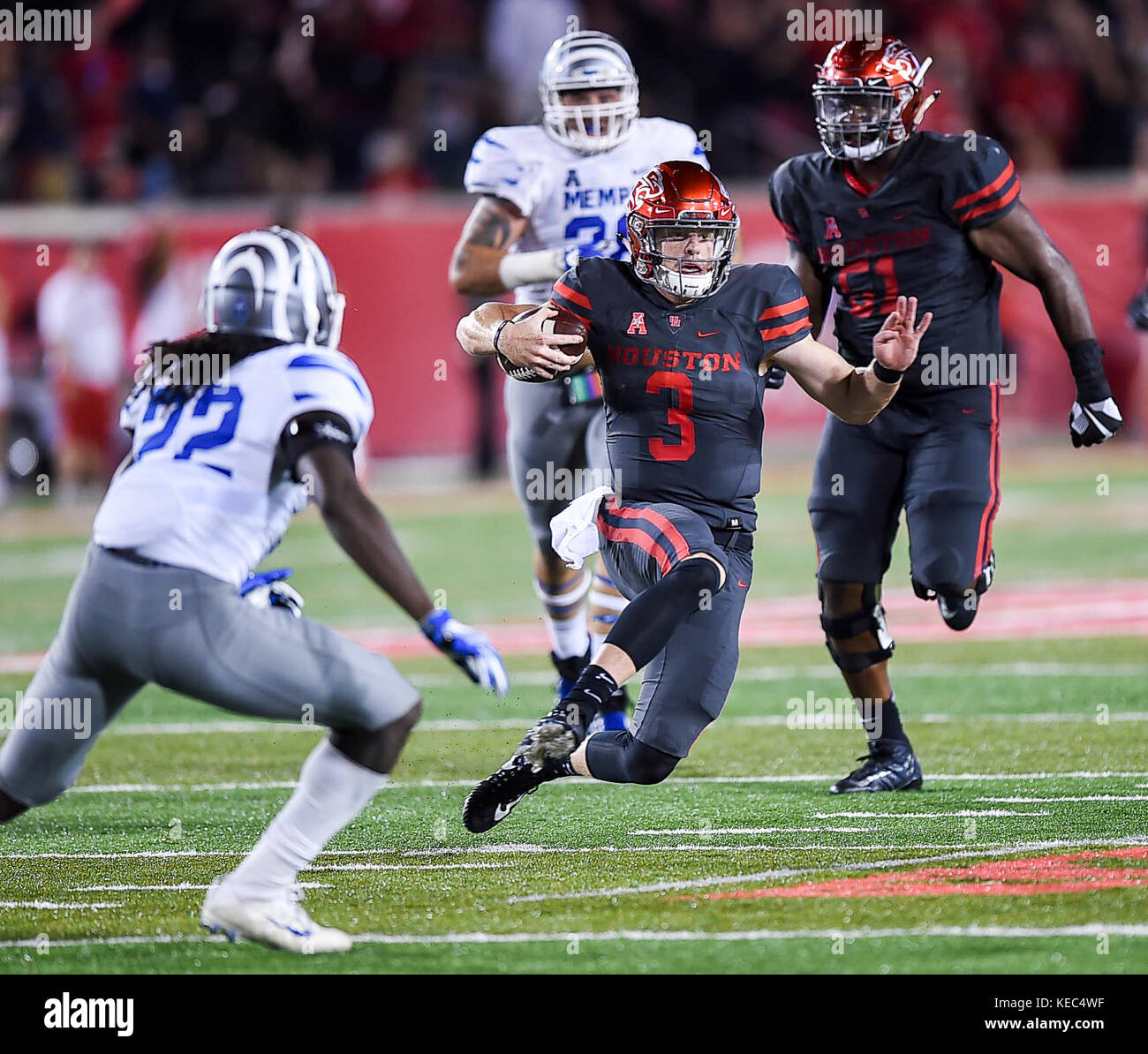Houston, TX, USA. 19th Oct, 2017. Houston Cougars quarterback Kyle ...