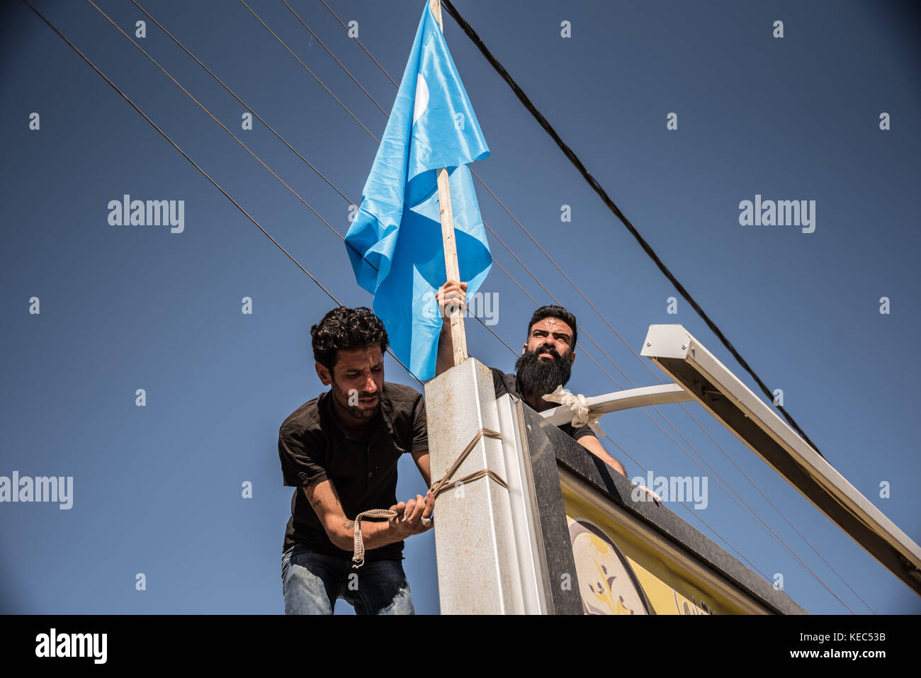 Iraqi men flags hi-res stock photography and images - Alamy