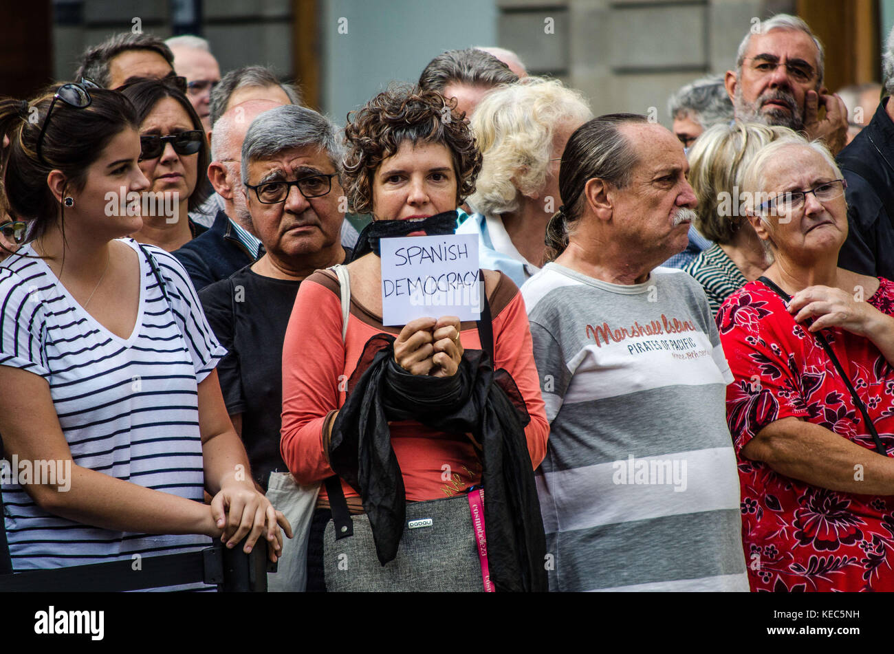Barcelona, Spain, Spain. 17th Oct, 2017. A woman with his mouth muzzled ...