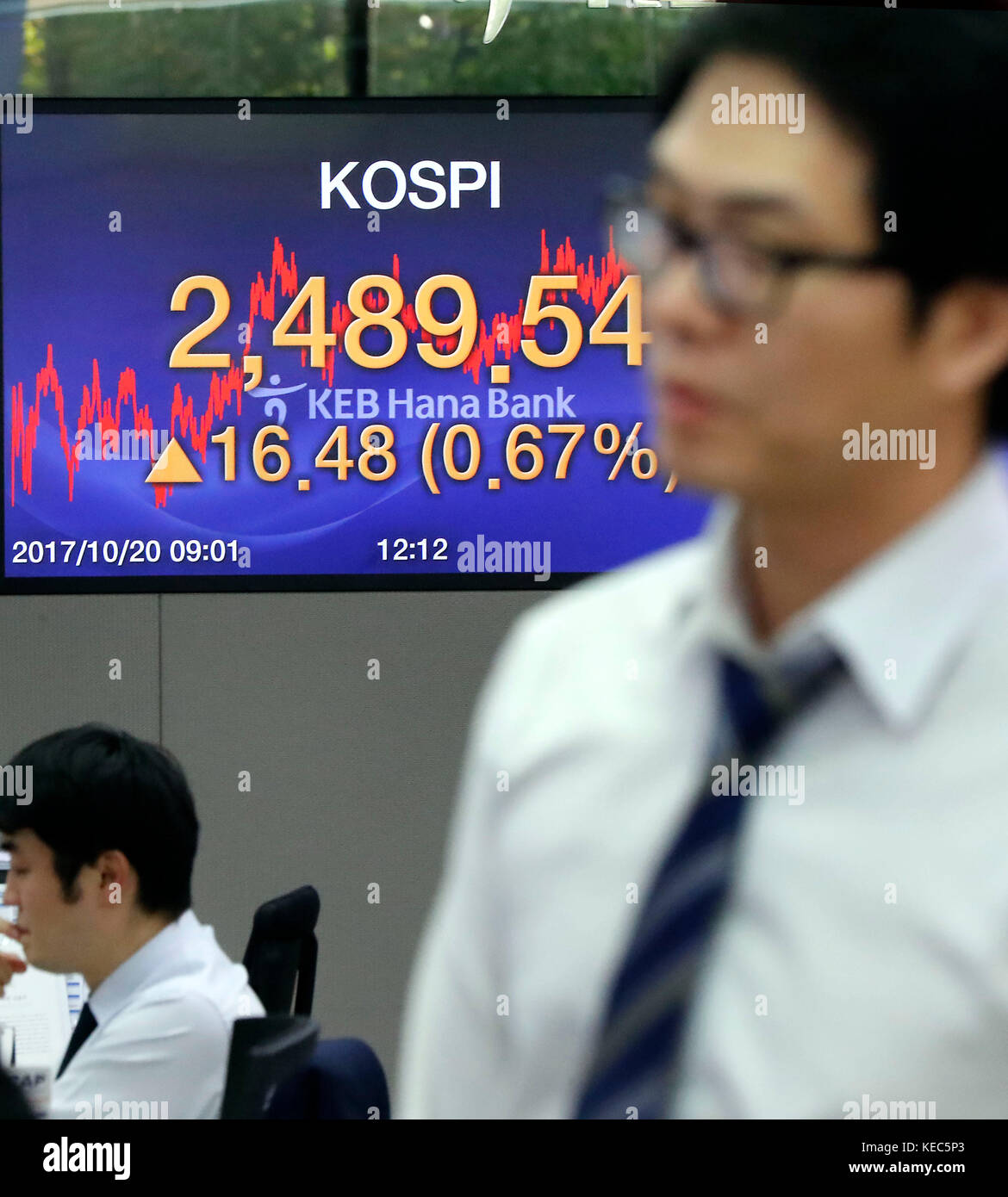 20th Oct, 2017. KOSPI hits new high An electronic signboard at the main ...