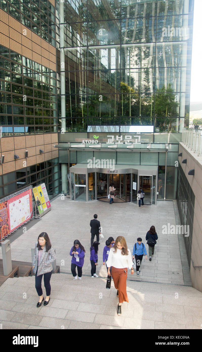 Kyobo Book Store, Oct 19, 2017 : The entrance to Kyobo Book Store ...