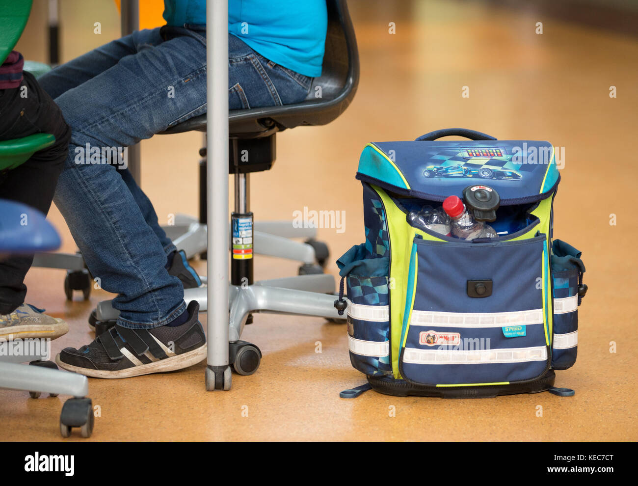 Schuettorf, Germany. 18th Oct, 2017. An open school bag can be seen ...