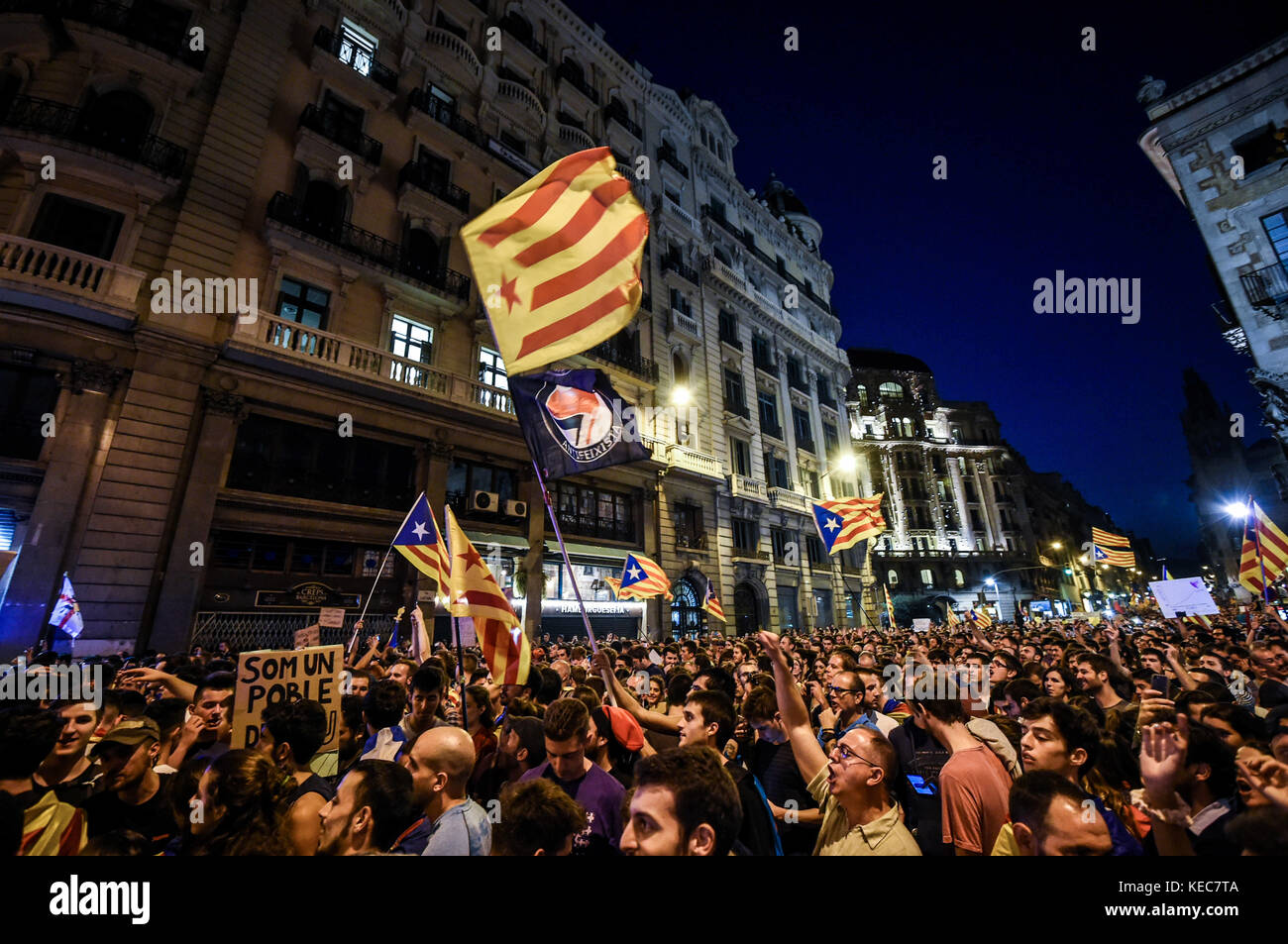 Barcelona, Catalonia, Spain. 3rd Oct, 2017. Thousands of citizens ...