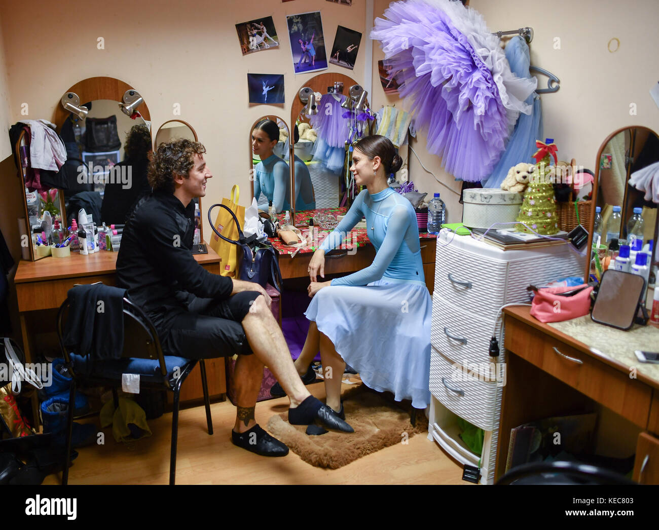 Moscow, Russia. 13th Oct, 2017. Dancer Vladimir Mineev and prima ballerina Anna Shcherbakova sit ...