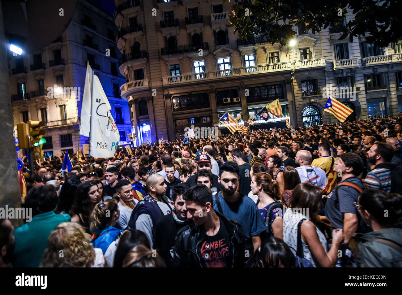 Barcelona, Catalonia, Spain. 3rd Oct, 2017. Thousands of citizens ...