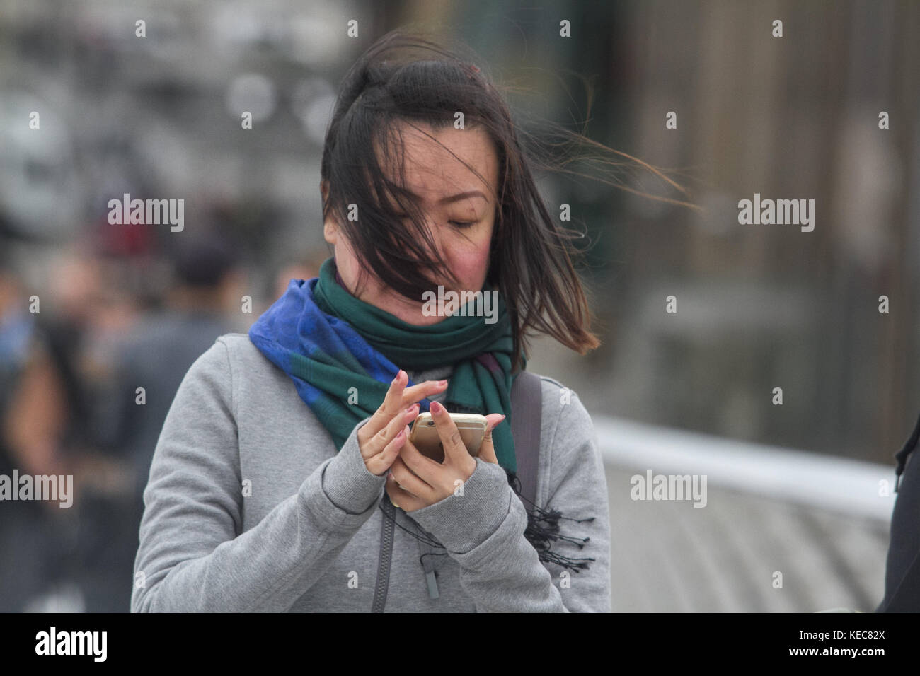 London, UK. 20th Oct, 2017. People struggle with the windy weather ...