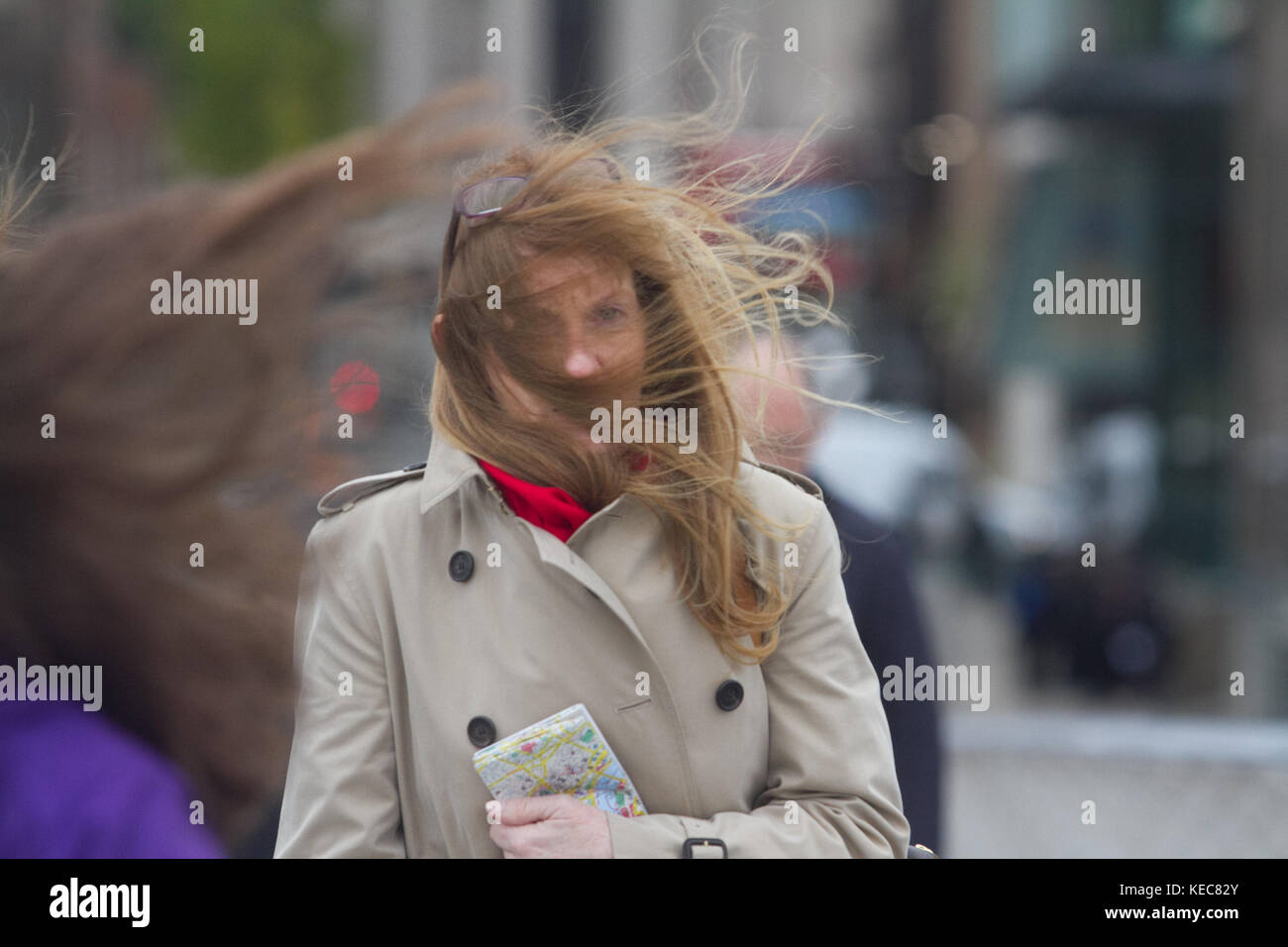 London, UK. 20th Oct, 2017. People struggle with the windy weather ...