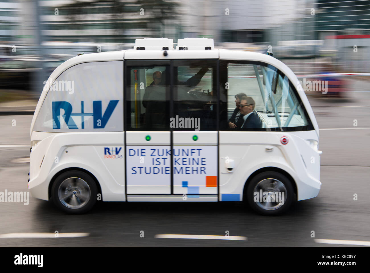 An autonomously driving shuttle can be seen at the airport in Frankfurt ...