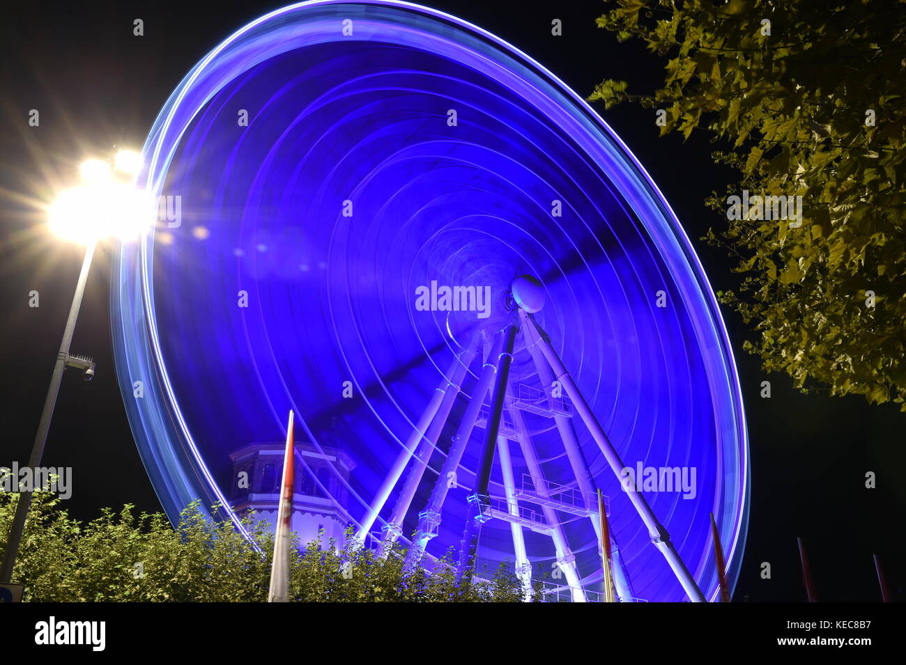 Duesseldorf, Germany. 19th Oct, 2017. The ferris wheel 'Wheel of Vision ...