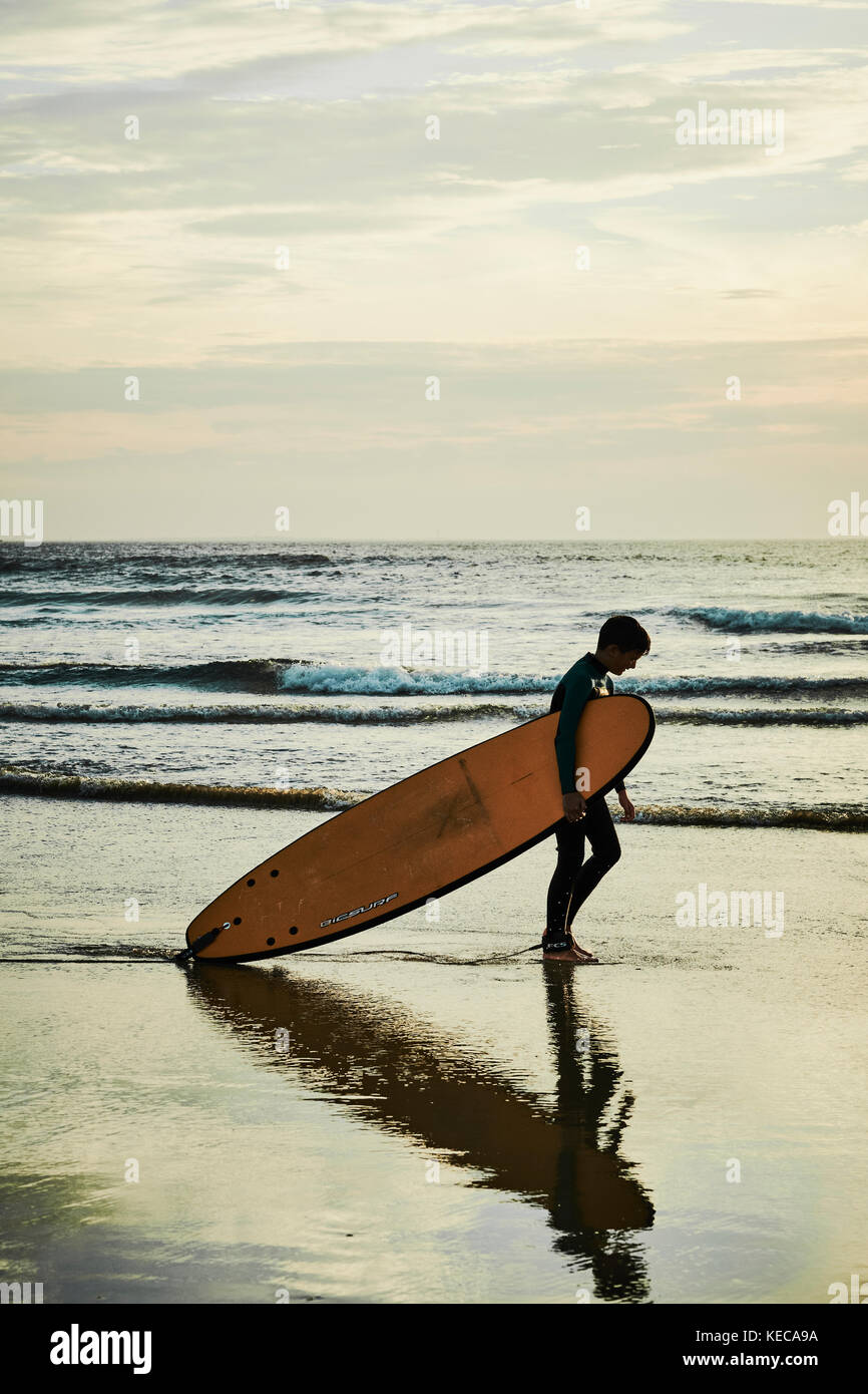 Surfing surfer hi-res stock photography and images - Alamy