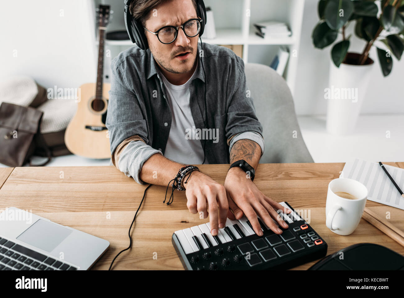 man playing on MPC pad Stock Photo - Alamy
