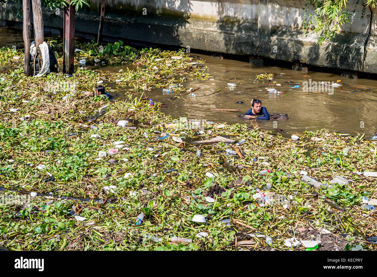 Polluted river rubbish in bangkok hi-res stock photography and images ...