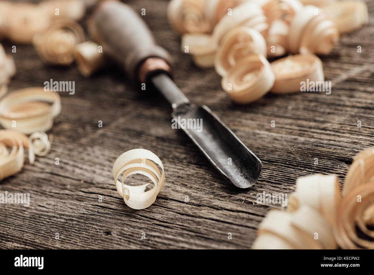 Carpenter's old workbench: gouge and wood shavings close up ...