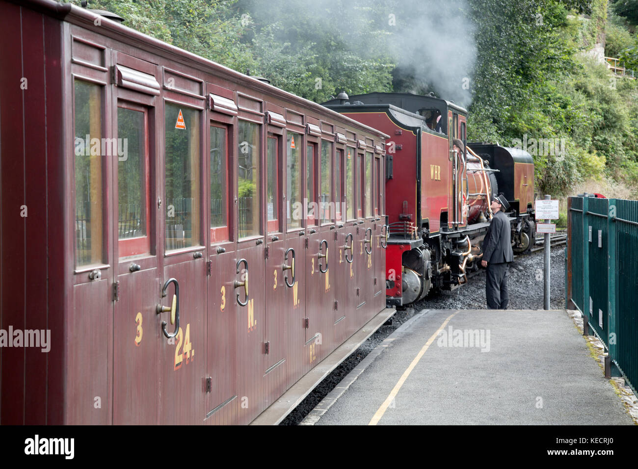 Caernarfon and railway hi-res stock photography and images - Alamy