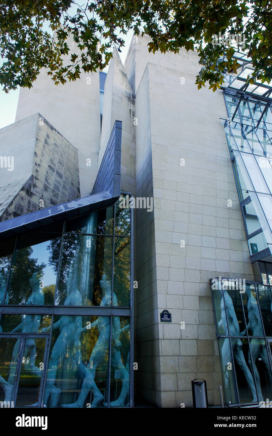 Outside view of La Cinematheque Francaise, Bercy, Paris, France Stock ...