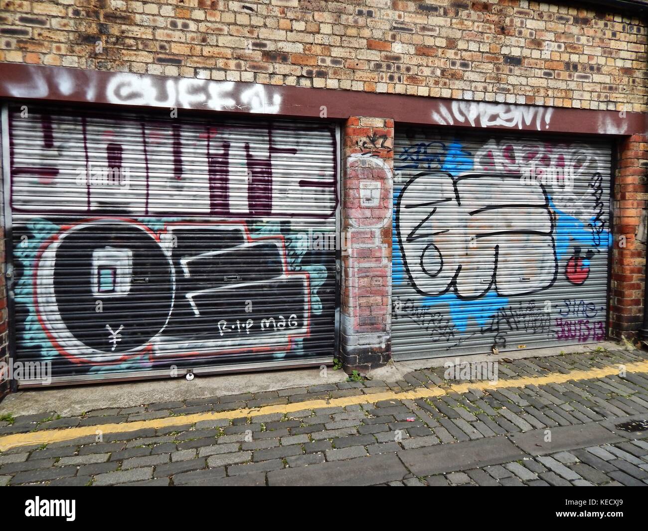 Garage door graffiti hi-res stock photography and images - Alamy