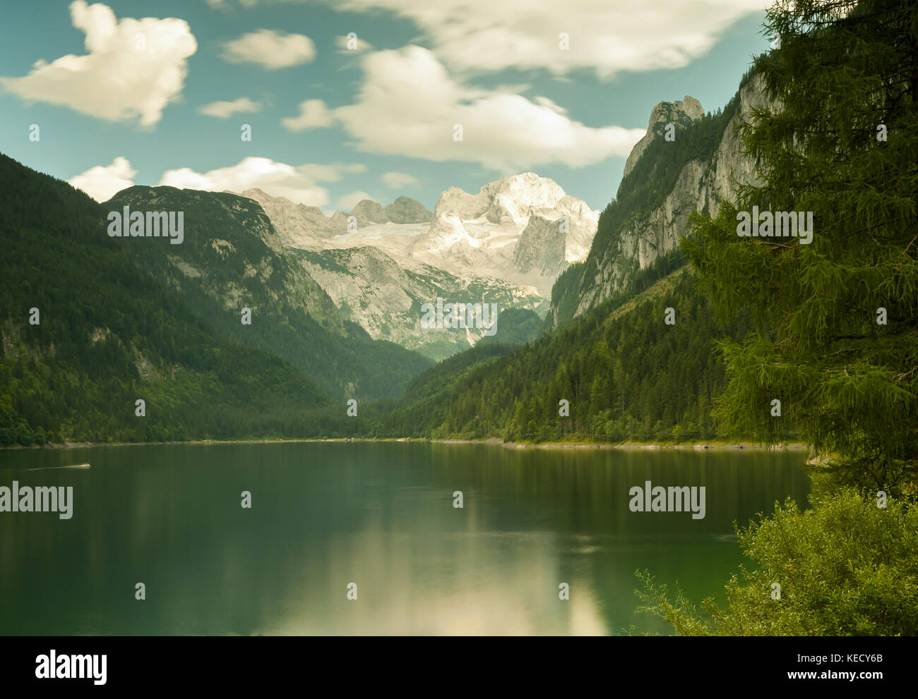 Vorderer Gosausee in Salzkammergut (Austria) in summer, reflection in ...