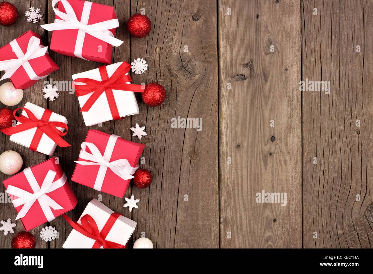 Rustic christmas side border wood hi-res stock photography and images ...