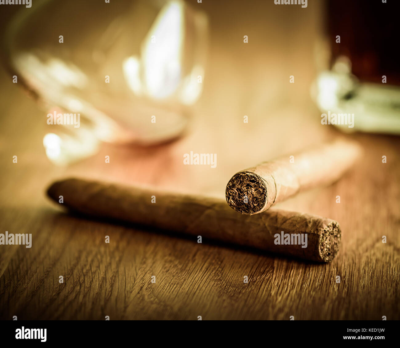 Vintage liquor bar bottles hi-res stock photography and images - Alamy