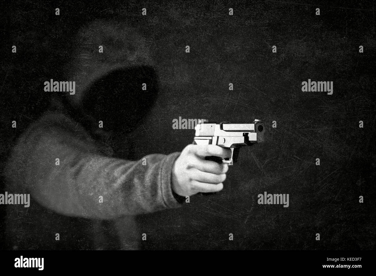 Man with gun scary hi-res stock photography and images - Alamy