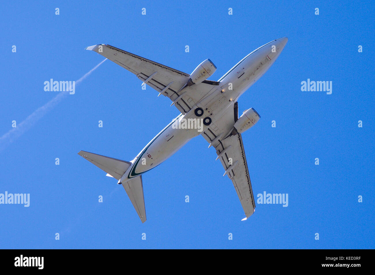 An airliner flying directly overhead Stock Photo - Alamy