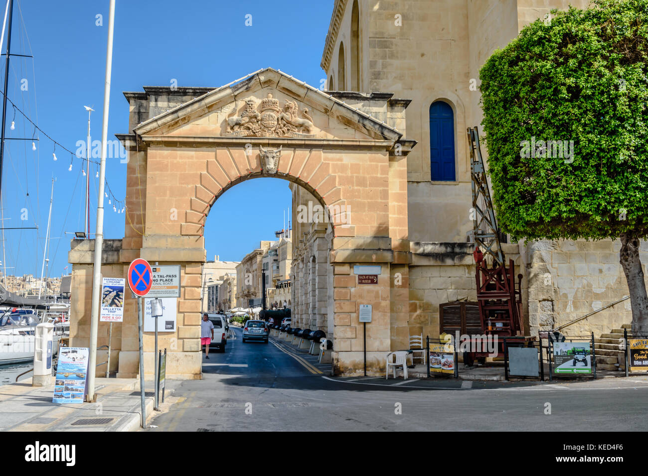 Traditional grand old entrance gate hi-res stock photography and images ...
