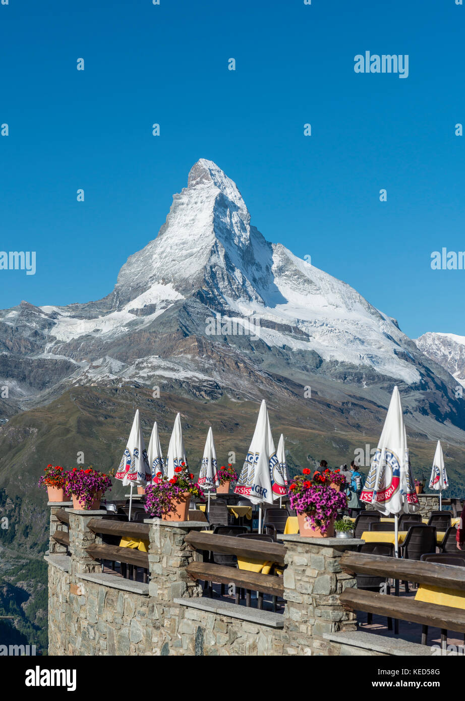 Snow covered terrace restaurant hi-res stock photography and images - Alamy