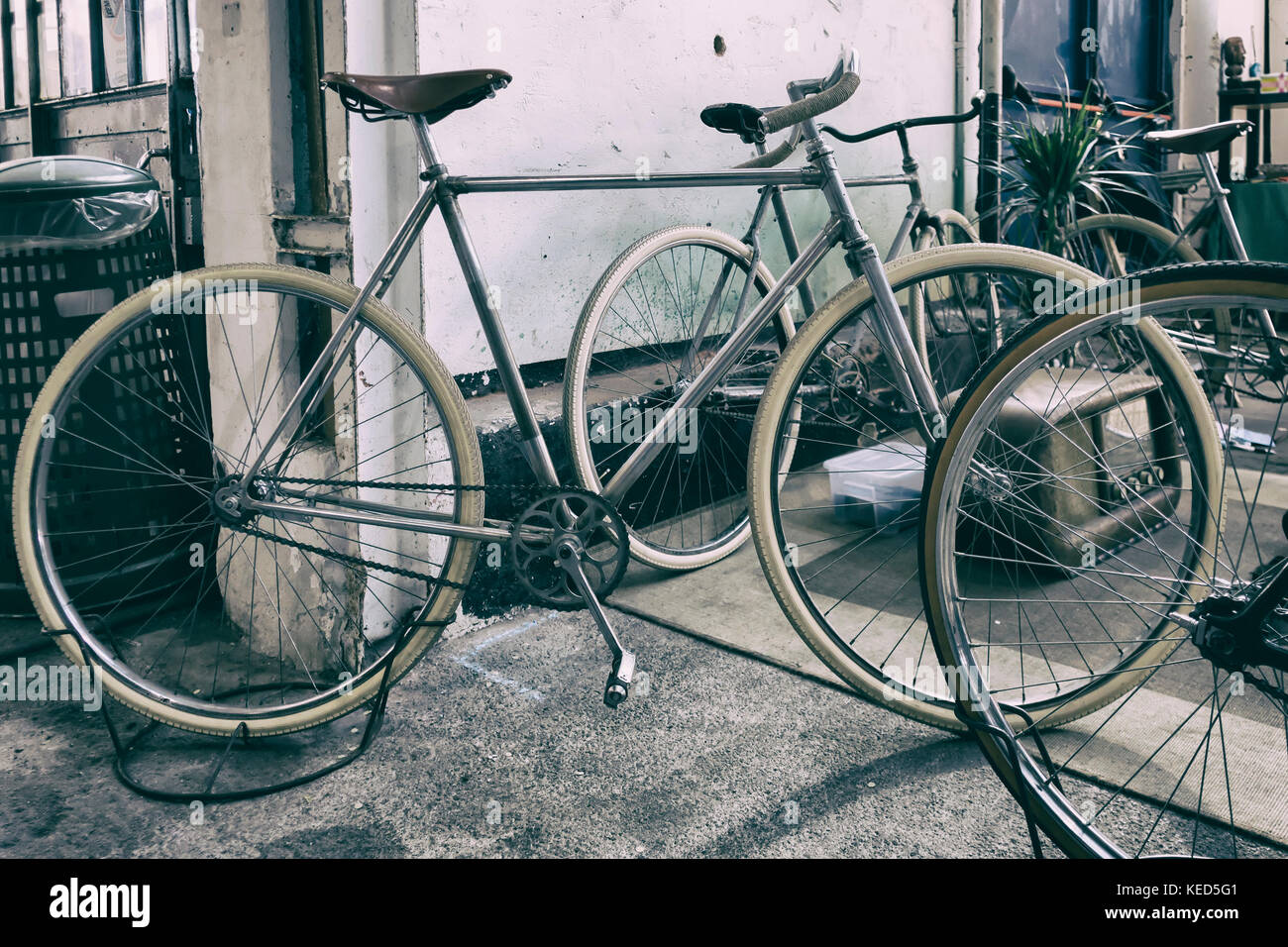 Classic vintage bicycle hi-res stock photography and images - Alamy
