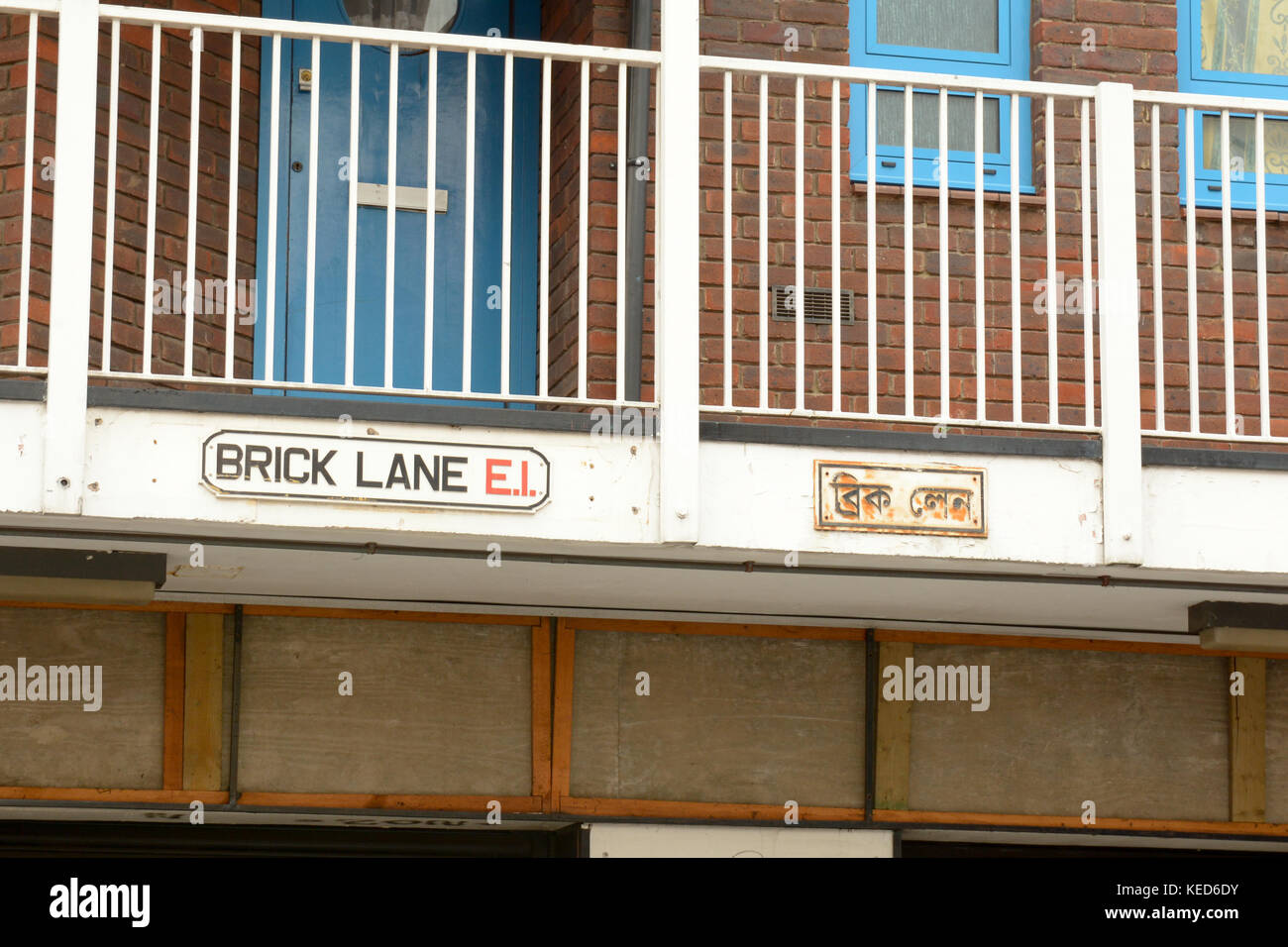 Brick Lane street signs in English and Bengali on Brick Lane in London ...