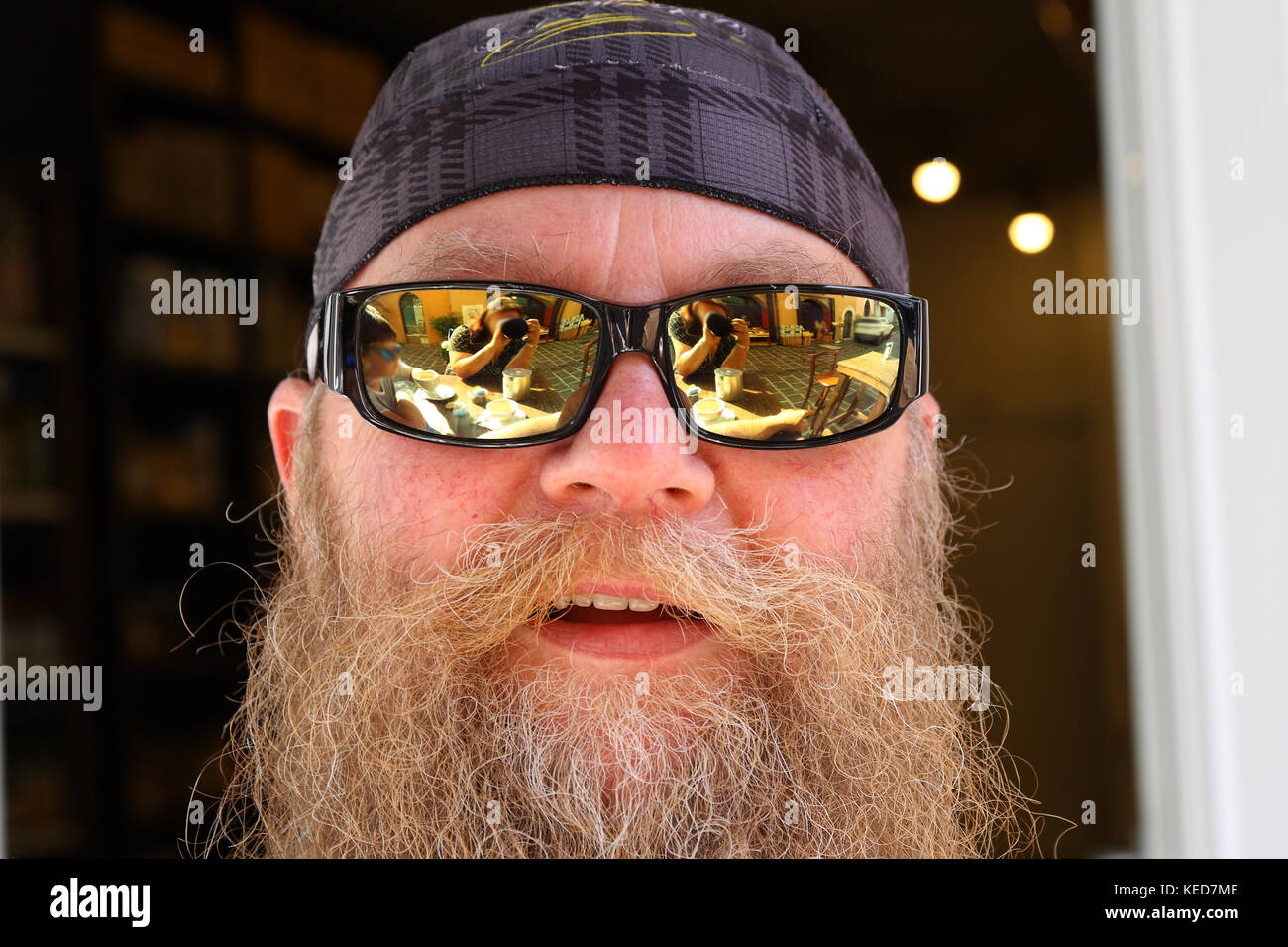 Mann mit langem Bart und Sonnenbrille , lächelt, Portrait Stock Photo ...