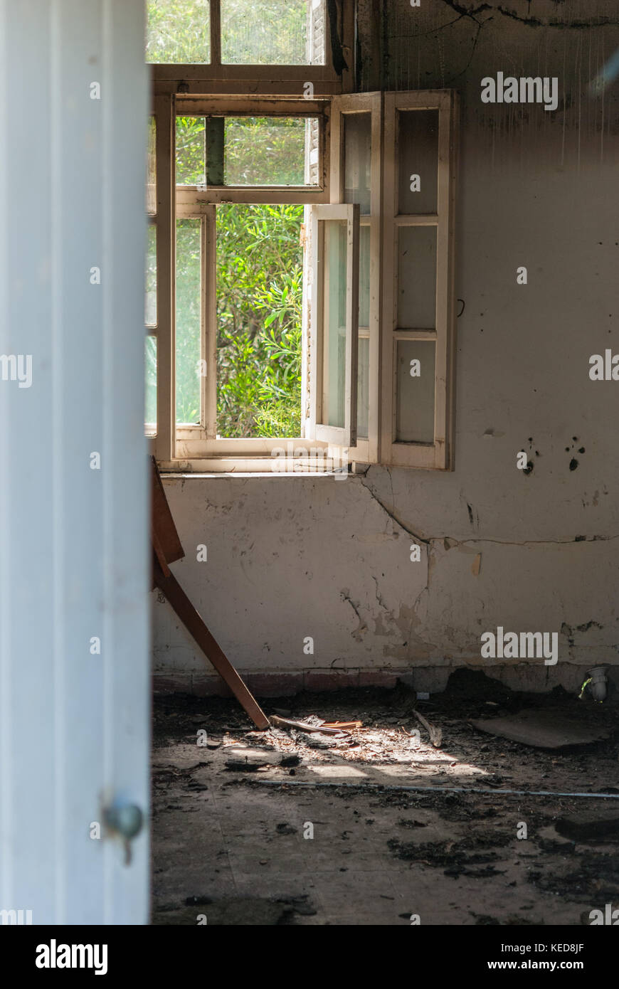 Window in abandoned house Stock Photo - Alamy