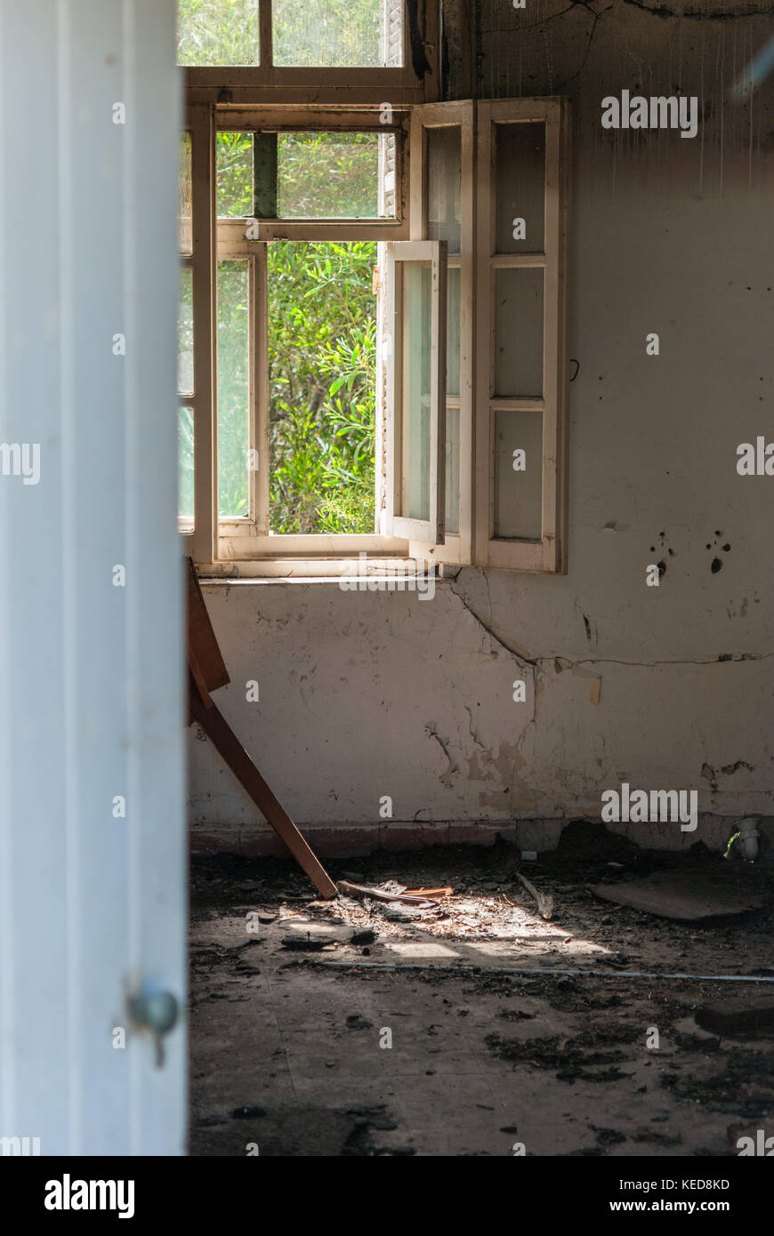 Window in abandoned house Stock Photo - Alamy
