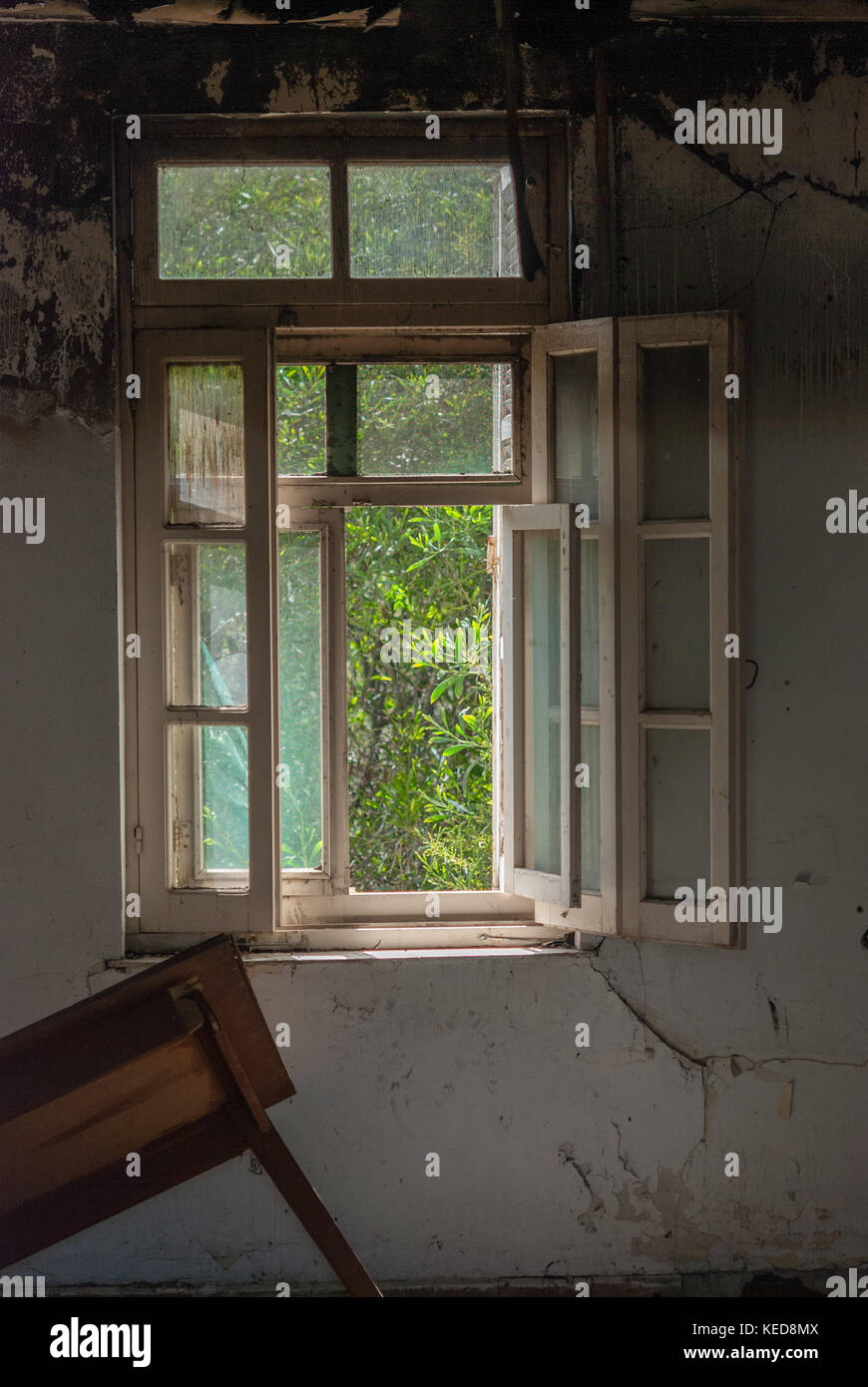 Window in abandoned house Stock Photo - Alamy
