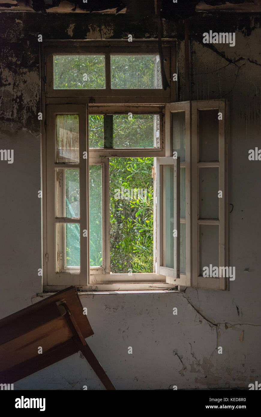 Abandoned room white walls hi-res stock photography and images - Alamy