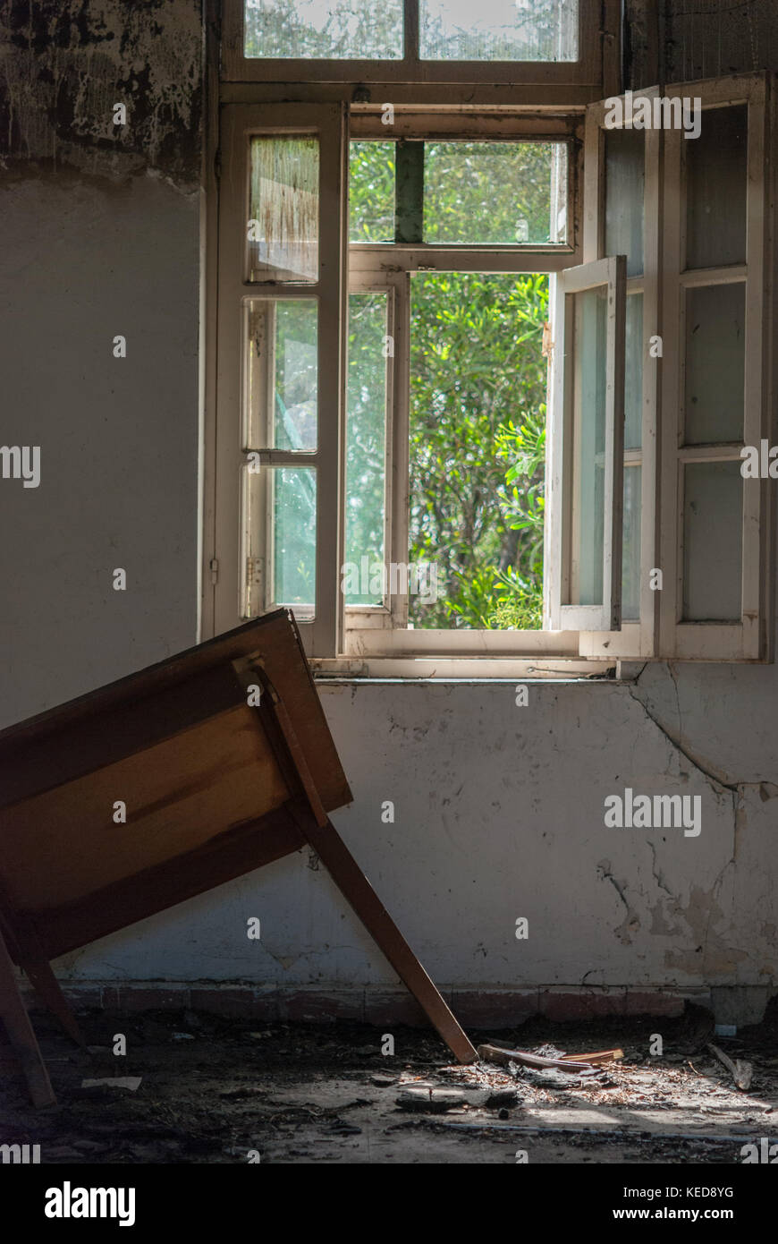 Window in abandoned house Stock Photo - Alamy