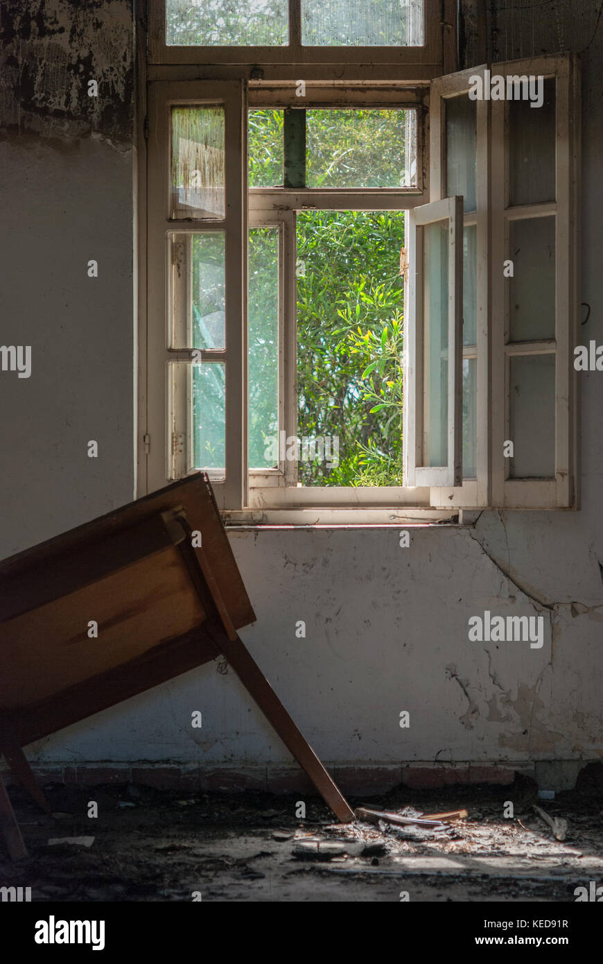 Window in abandoned house Stock Photo - Alamy