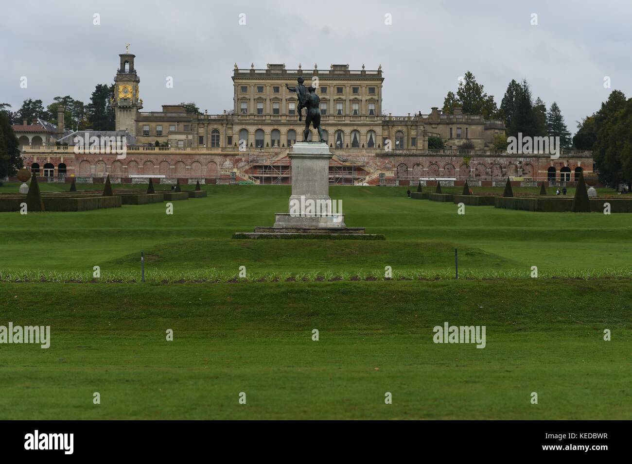 Cliveden water garden hi-res stock photography and images - Alamy