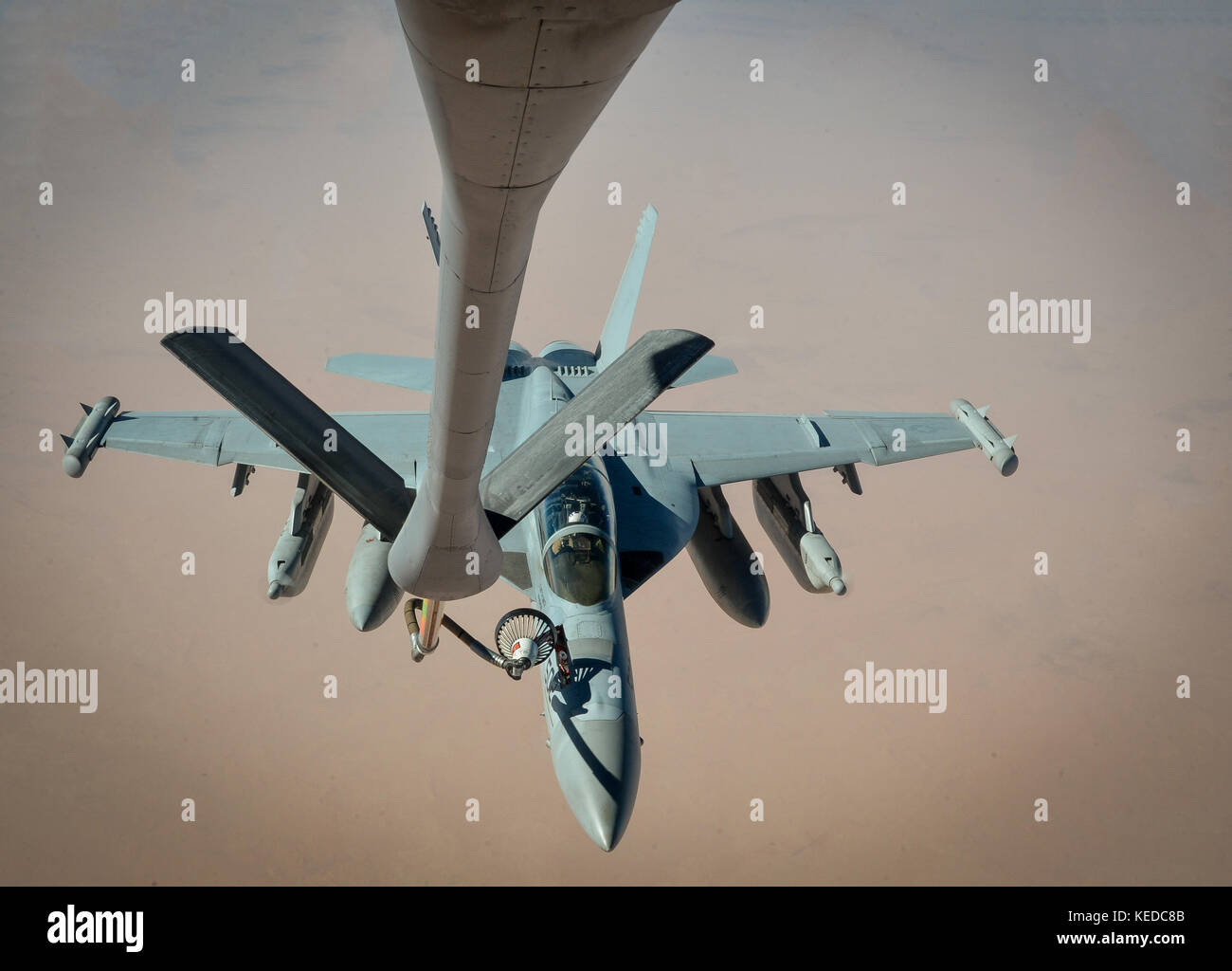 F/A-18E Super Hornet Refueling Operation Stock Photo - Alamy