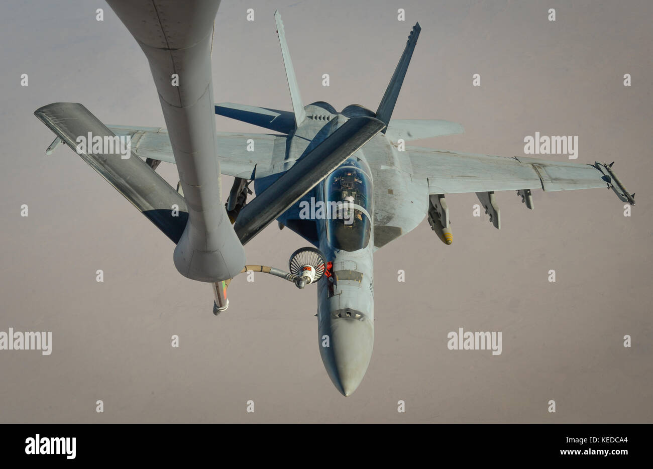F/A-18E Super Hornet Refueling Operation Stock Photo - Alamy