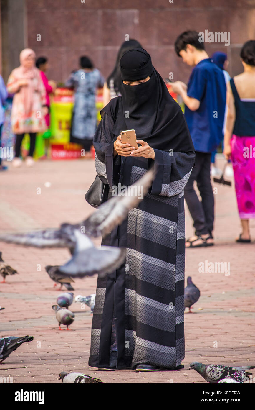 Muslimah hi-res stock photography and images - Alamy