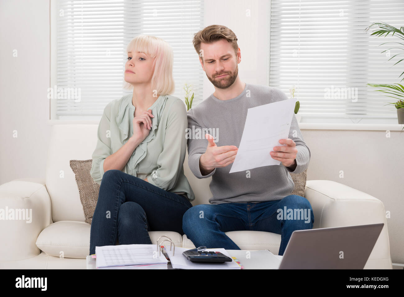 Couple argue money hi-res stock photography and images - Alamy