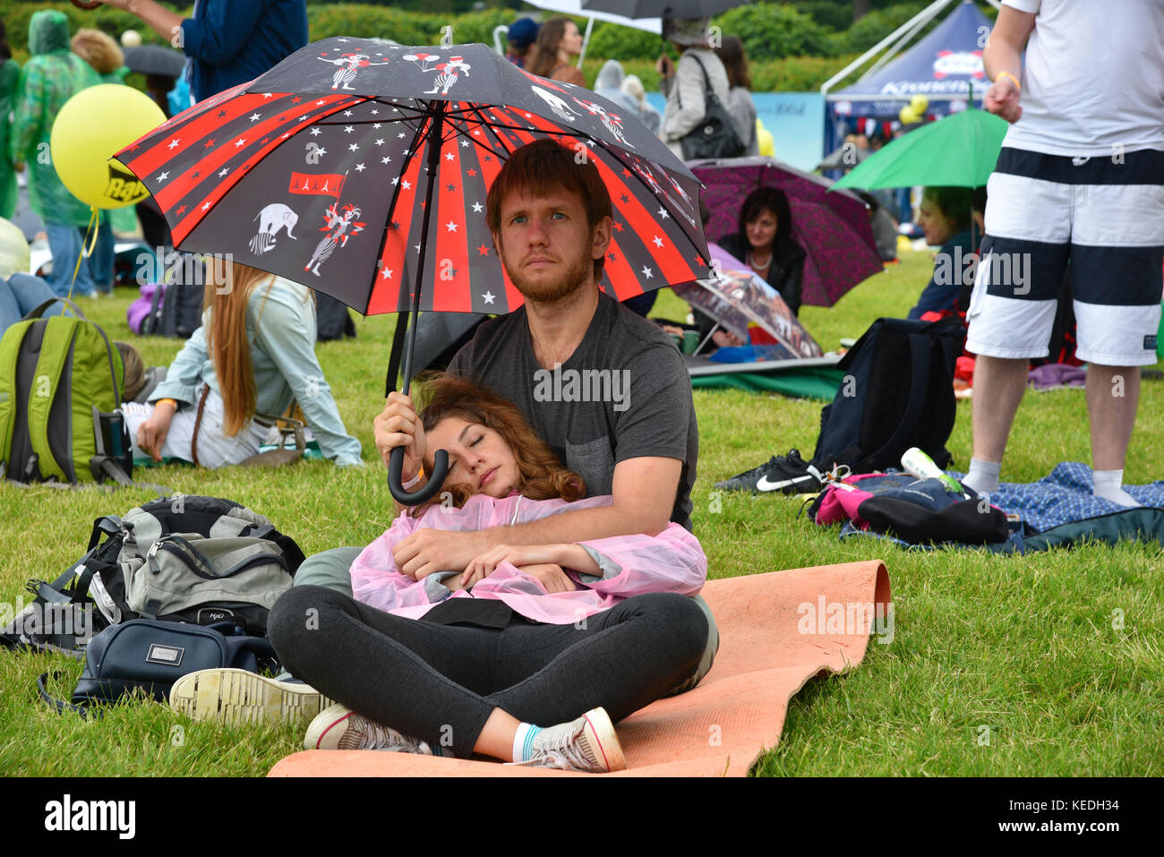 Moscow - June 04: A couple watches a concert under the rain at jazz ...
