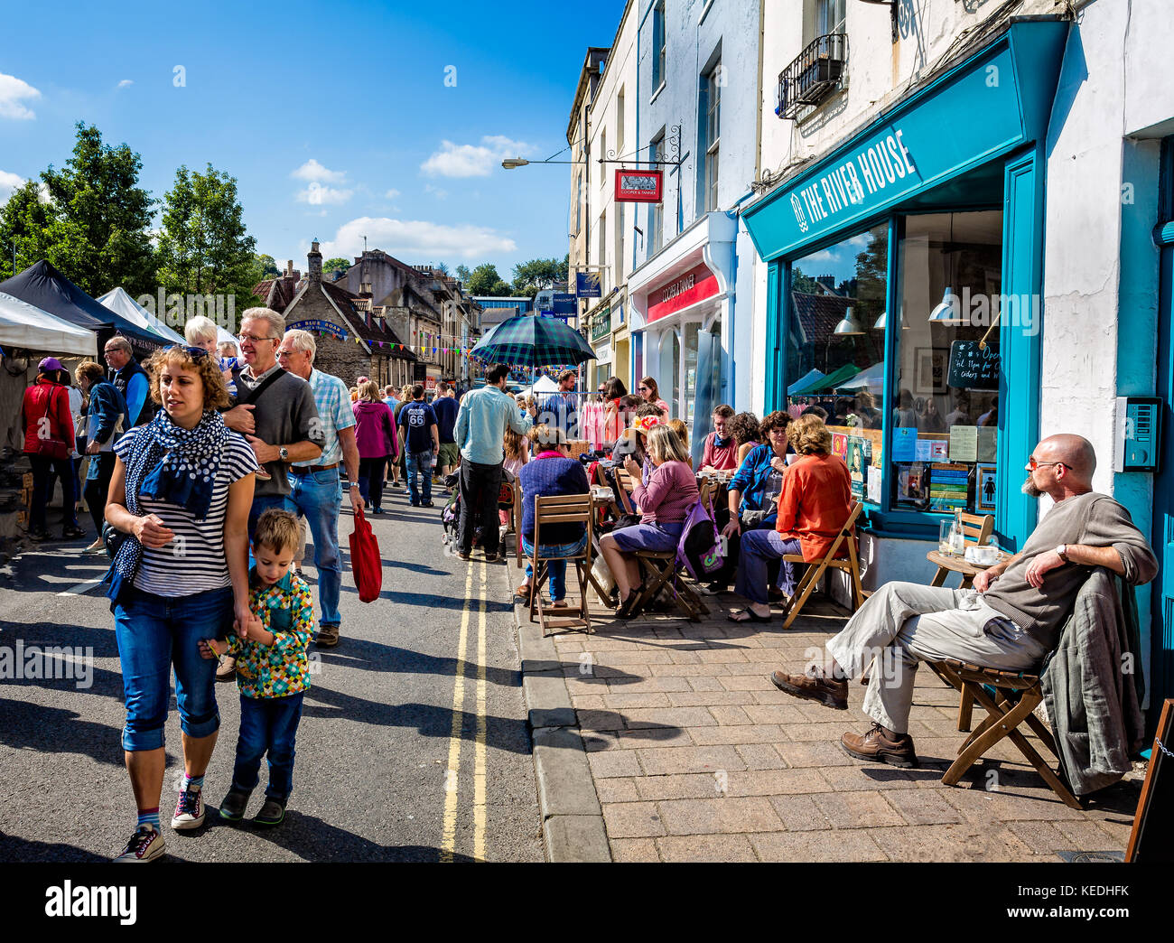 People visiting Frome Sunday Market in Somerset Stock Photo - Alamy
