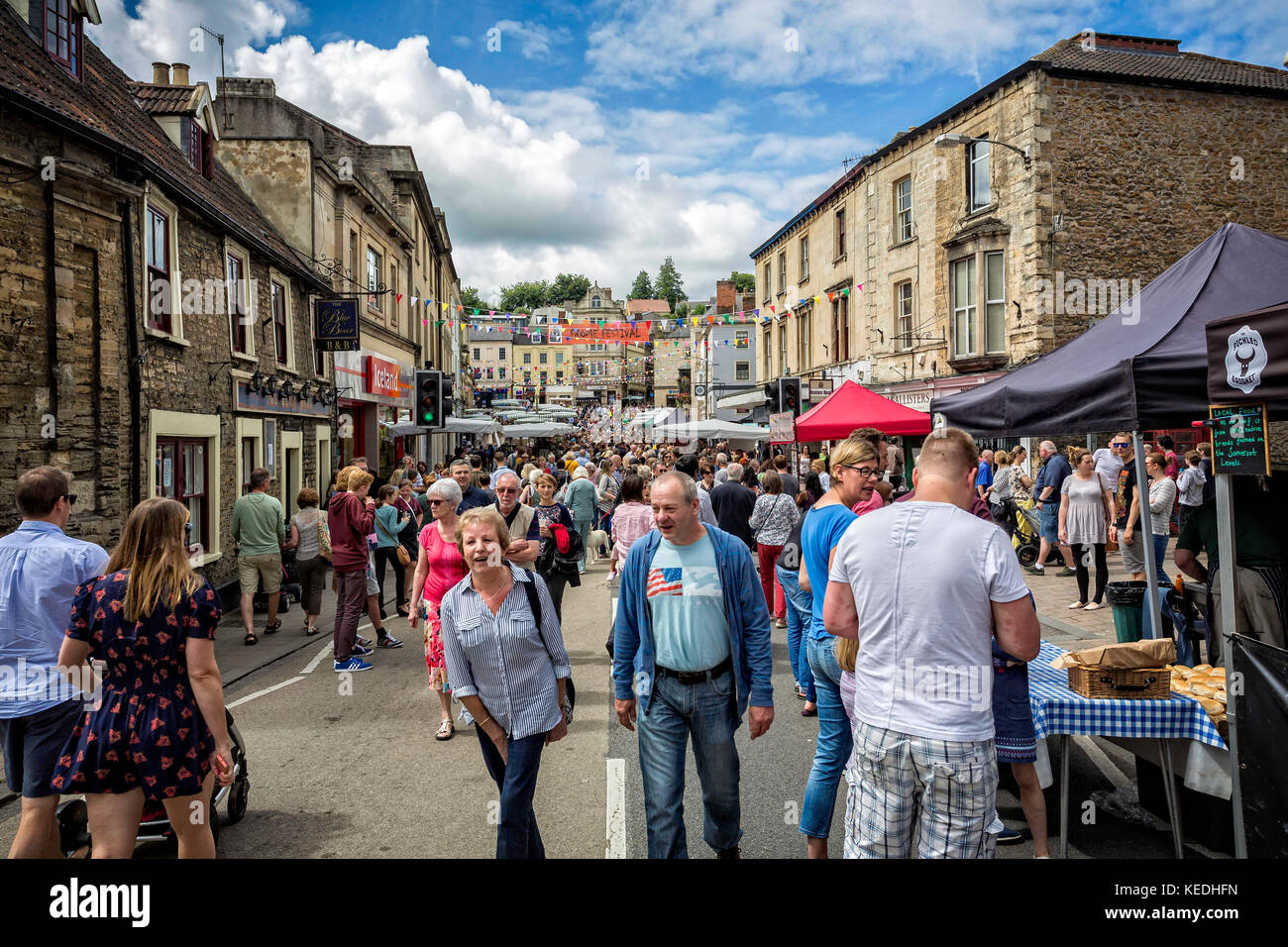 People shopping at Frome Sunday Market in Somerset Stock Photo - Alamy