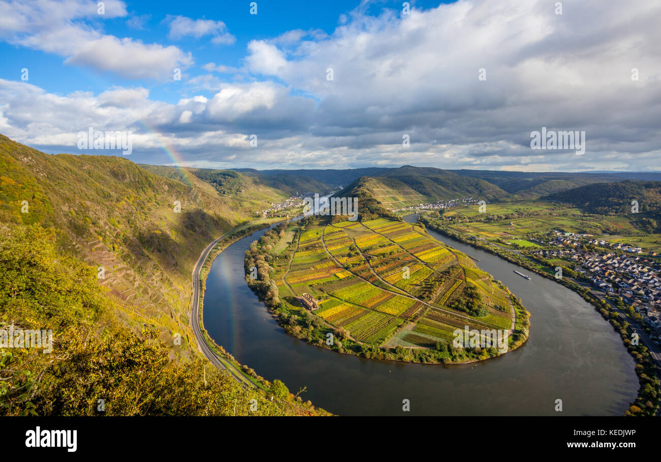 Calmont Moselle loopLandscape in golden autumn colors and the village ...