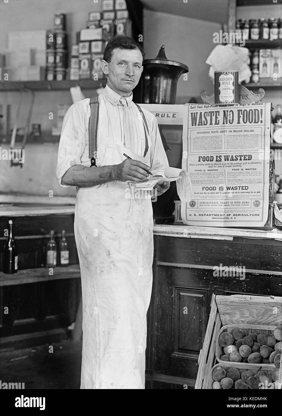 Grocery clerk Black and White Stock Photos & Images - Alamy