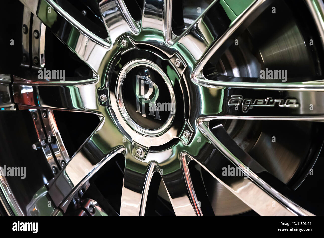 The Classic Luxury Wheel of a Rolls Royce Stock Photo - Alamy